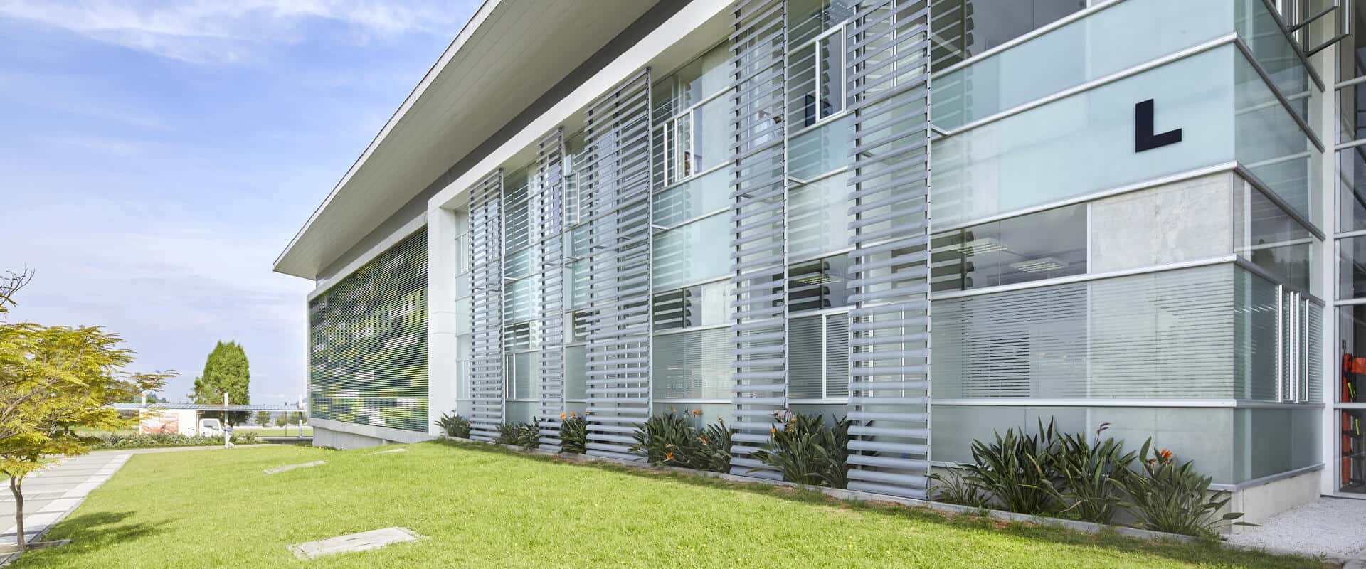 Cortasol lineal Celoscreen • Hunter Douglas Architectural