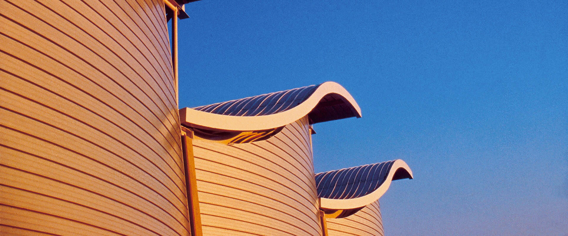 Fachadas y cubiertas CD460 Curvo • Hunter Douglas Arch.