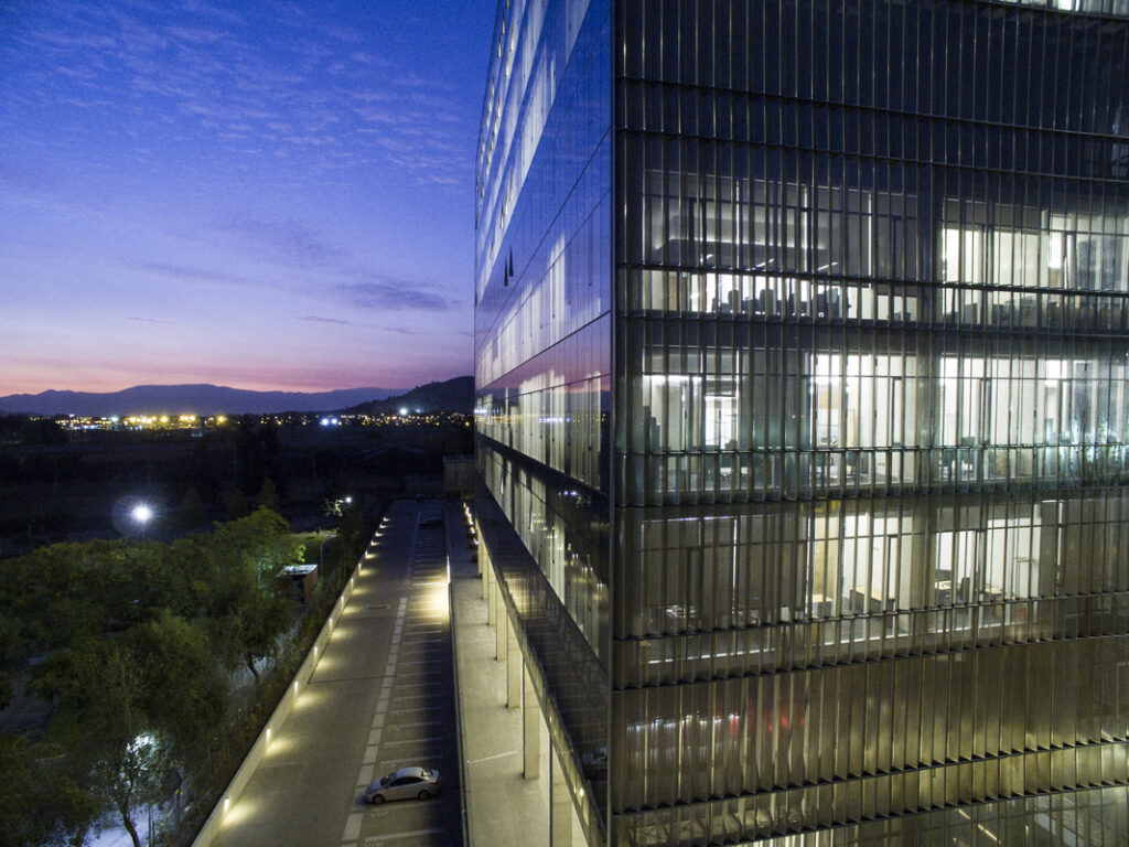 Edificio Operación Nacional Claro Chile • Hunter Douglas